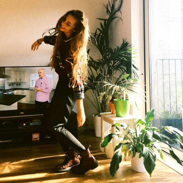 “Frail Love”, the stunning debut single from Australian singer ...
